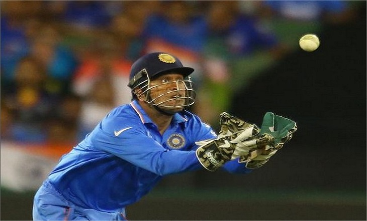 MS Dhoni Storms With Stunning Dive Catch Sending Sarkar to Pavillion