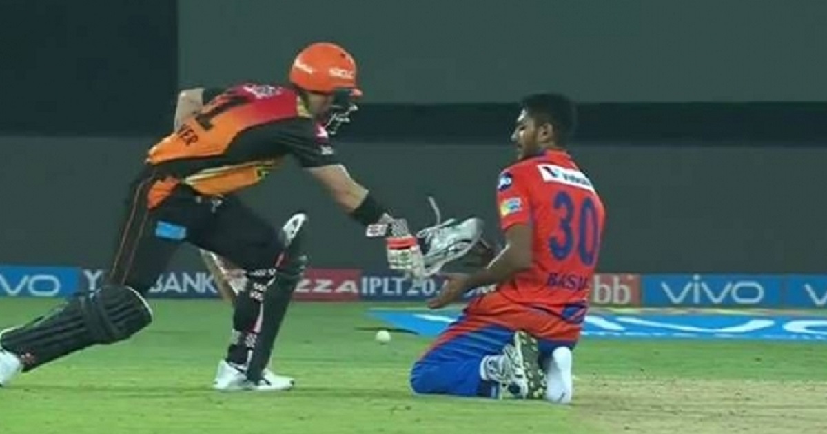 WATCH VIDEO: David Warner Helps The Shoeless Basil Thampi After The ...
