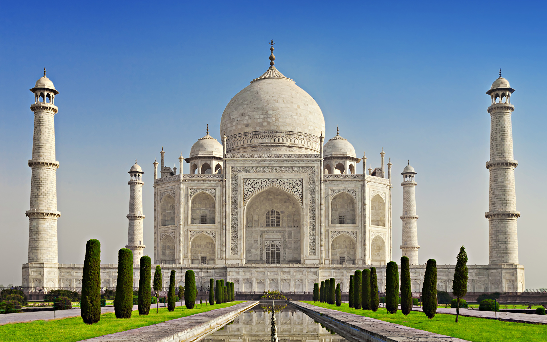 Grandeur Of Iconic Taj Mahal