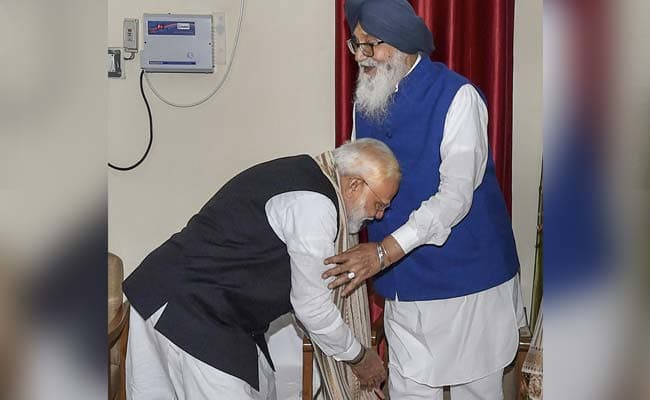 Watch: Prime Minister Narendra Modi Bows Down And Touches The Feet Of ...