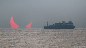 Photographer Captures Extremely Rare “Evil Sunrise” In Persian Gulf ...