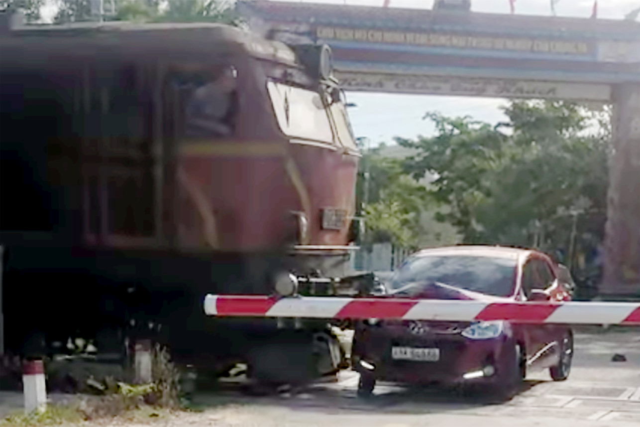 Scary Video Shows The Moment Train Slams Into A Car In Vietnam Scary Video Shows The Moment Train Slams Into A Car In Vietnam